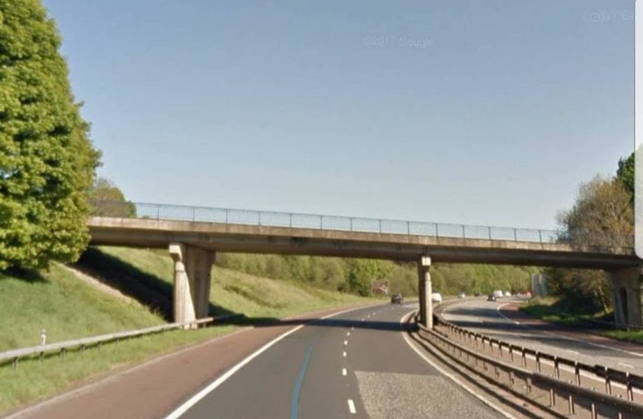 Disbelief at only one phone call to report person on motorway bridge ...